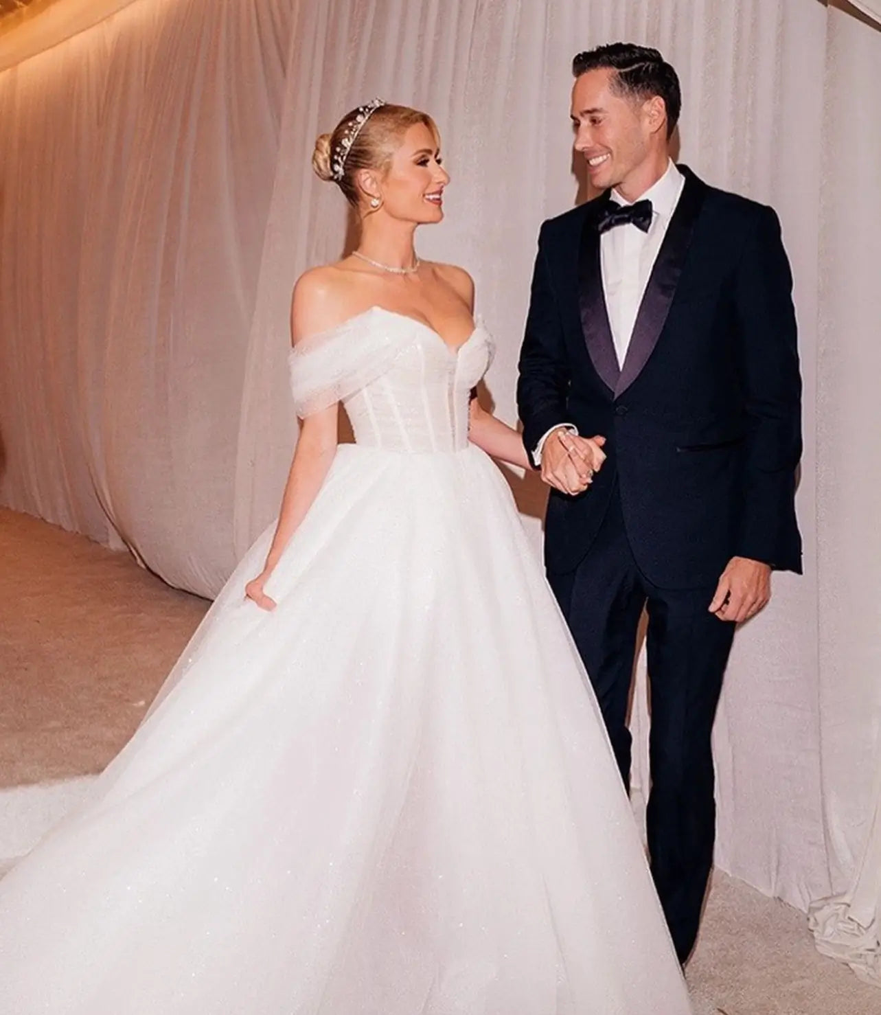 Celebrity Sighting: Paris Hilton – mariaelenaheadpieces